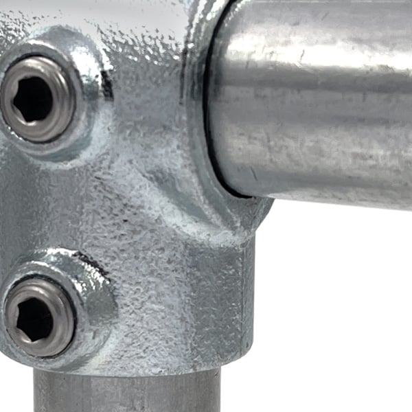 Raccord étrier scellement poteau - Raccord JM134-D48 pour une fixation au sol.